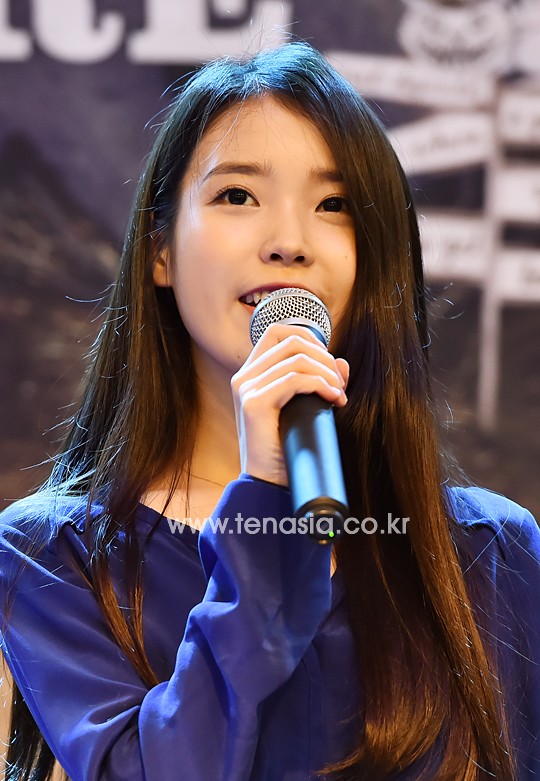 TENPHOTO 아이유 마이크 잡고 팬들에게 사랑스러운 인사말 | 텐아시아