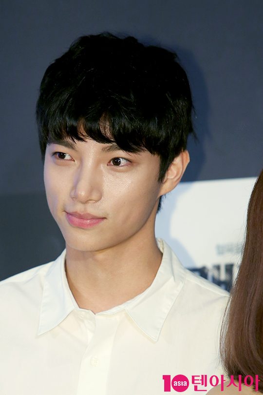 TEN PHOTO 오승윤 CD로도 가려질 작은 얼굴그랜드파더 | 텐아시아