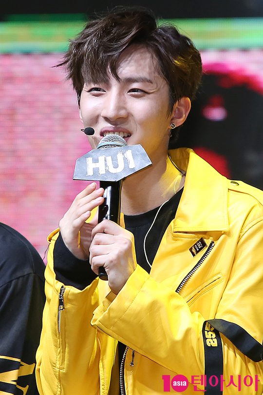 TEN PHOTO 펜타곤 후이 매력적인 눈웃음 | 텐아시아