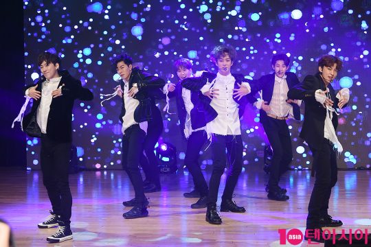 TEN PHOTO VAV 분위기 있는 무대 | 텐아시아