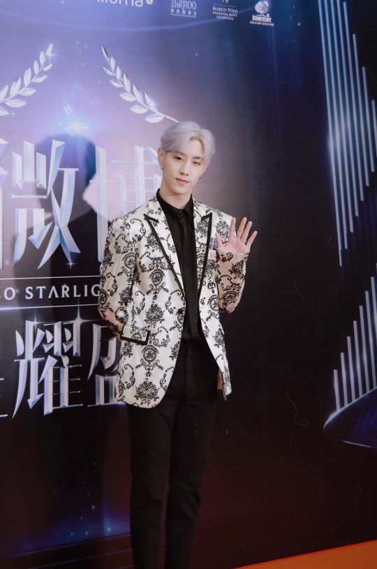 GOT7 마크 中 웨이보 시상식서 웨이보 핫 스타상 영예 | 텐아시아