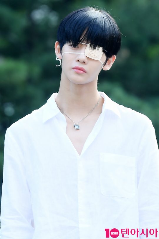 TEN PHOTO CIX 배진영 여심 녹이는 눈빛 | 텐아시아