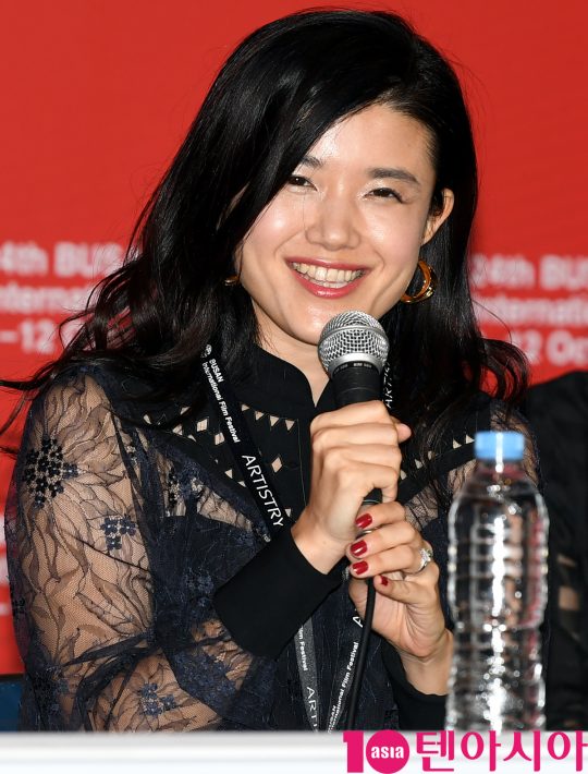 24th BIFF 말도둑들 리사 타케바 감독 한국영화 100주년 초청 받아 영광 | 텐아시아