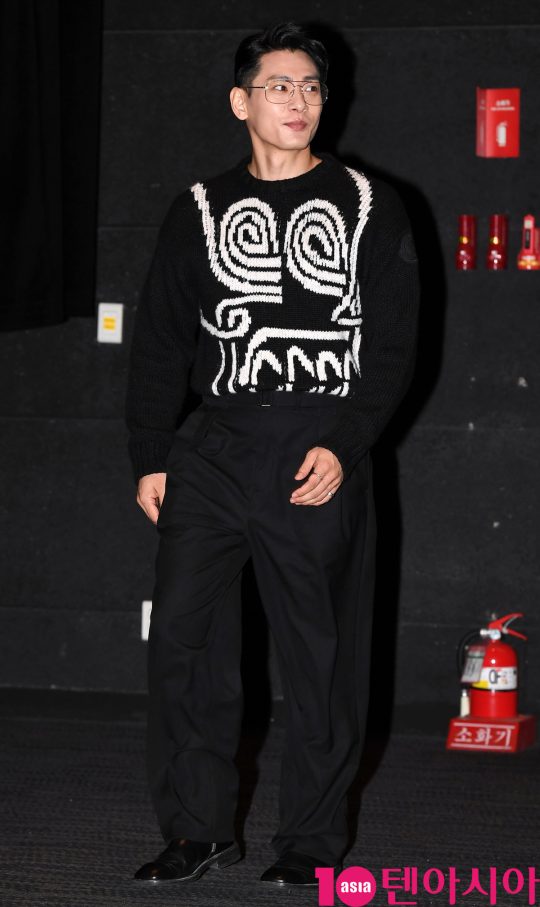 TEN PHOTO유태오 통바지도 완벽하게 소화 | 텐아시아