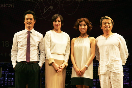 뮤지컬 넥스트 투 노멀│Healing for You | 텐아시아