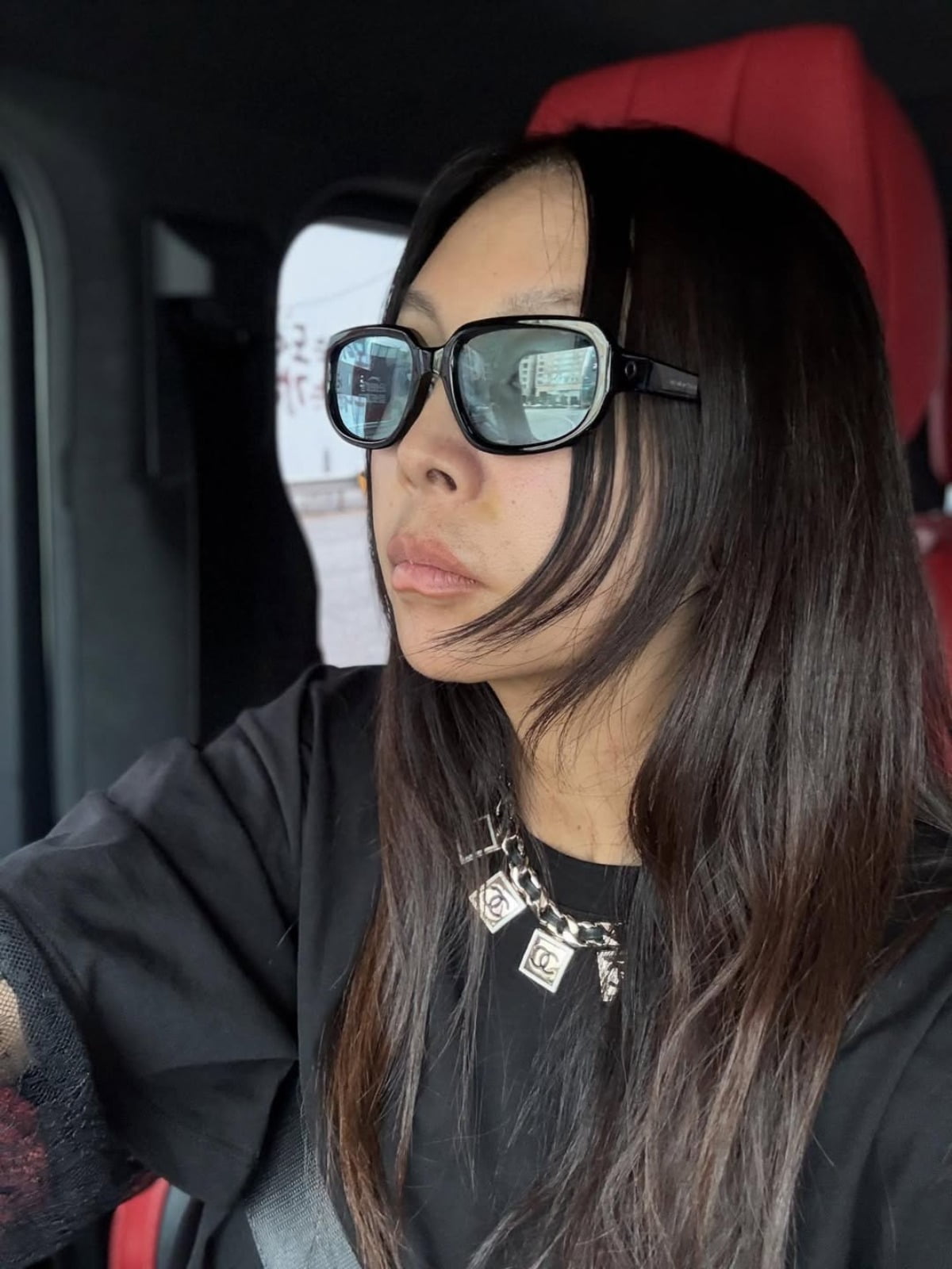 62세 황신혜 166cm 48kg 답게 패션 센스도 역대급…가녀린 팔목 타투 착각 비주얼 | 텐아시아