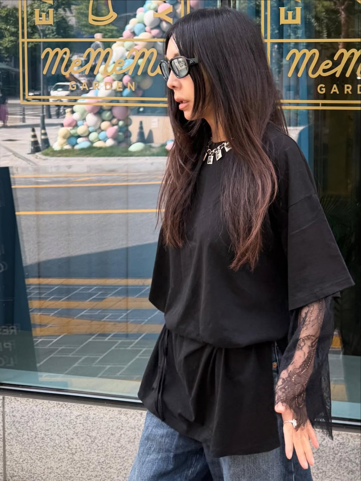 62세 황신혜 166cm 48kg 답게 패션 센스도 역대급…가녀린 팔목 타투 착각 비주얼 | 텐아시아